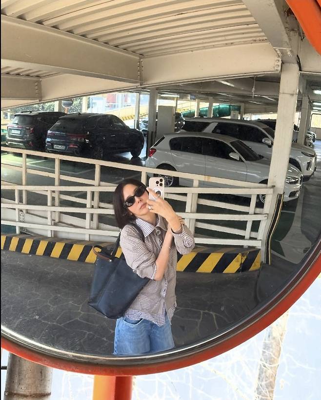 김나영 짝다리 어쩔 거야 시원하게 찢어진 청바지에 체크 셔츠 멋쟁이 봄 나들이룩 뷰티는 내운명