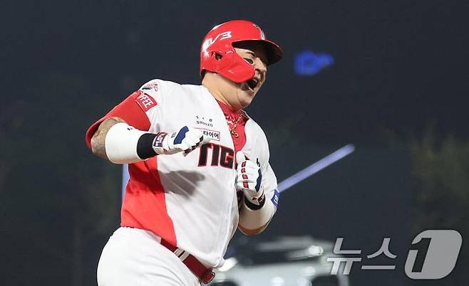 기록의 사나이 42세 최형우 이승엽 아성 또 넘는다최고령역대 4번째 400홈런 3