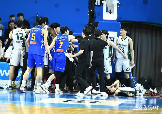 U3-T4 나온 삼성-DB 난투극 관련 KBL 재정위 개최…NBA 유사 사례와 달랐던 현장 심판진의 판정엔 큰 아쉬움