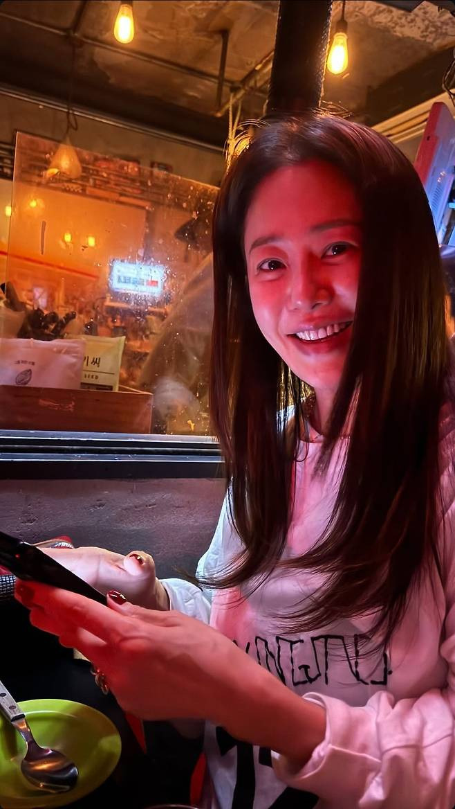 50대 절친들의 수다 타임 함께여서 더 빛나는 여배우의 힙한 일상룩 스타와 패션
