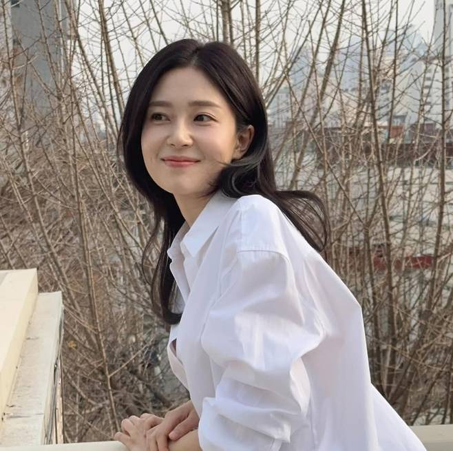 이렇게 예쁜데 왜 더 주목 못 받을까 조용히 빛나는 35세 여배우 루즈핏 셔츠룩 스타와 패션