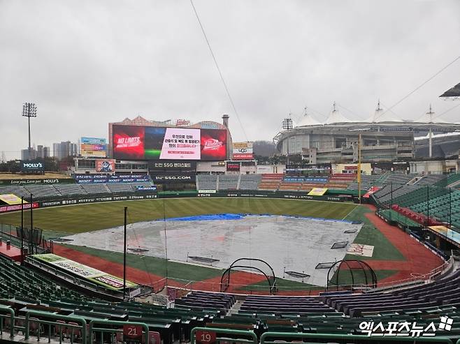 방수포 깔린 랜더스필드, KT-SSG 2차전 정상 진행 가능할까 [인천 현장]