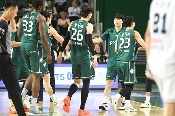 '알바노 22점' DB, KCC 꺾고 6강 PO행 희망 살려…정관장과 최종전