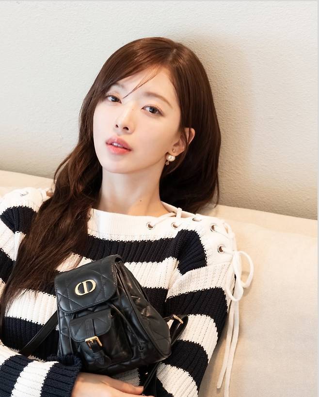 아이돌 비주얼에 아역 출신 165cm·39kg 인형 미모 터진 여배우 니트룩 대본은 내운명