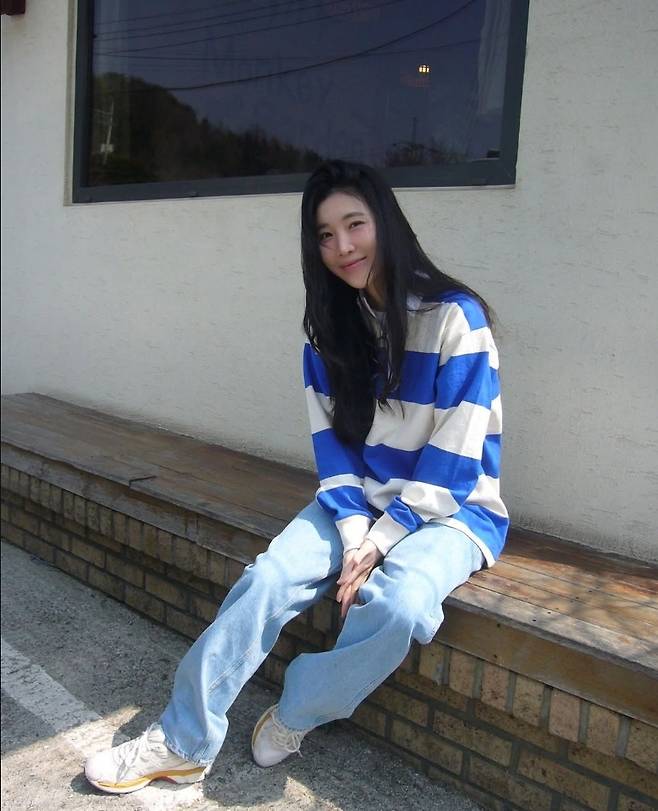 3년차 새댁 이렇게 예뻤어 아침 미모가 더 청순해 놀랍다는 여가수 스트라이프 데님룩 뷰티는 내운명