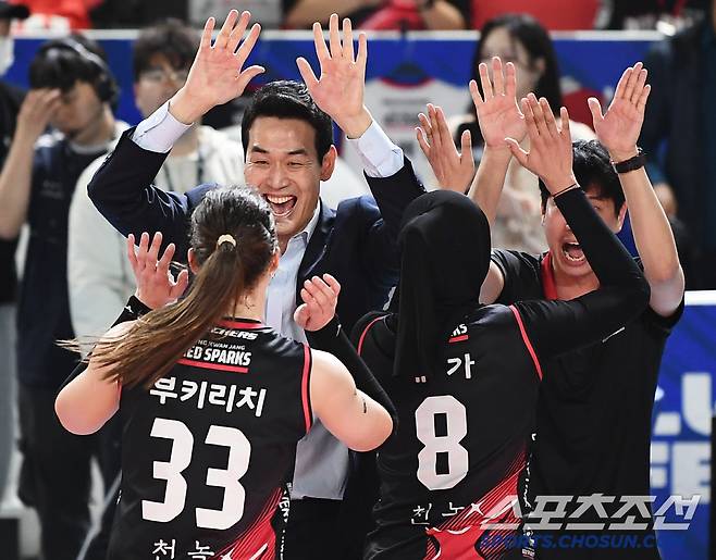 역사에 남을 투혼 감동 드라마김연경 라스트 댄스가 빛났던 건 공동 주연 정관장 있어서였다