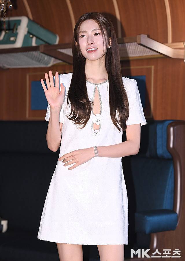 나 이대 나온 여자야” 미국에서 미술 공부하다가 붓 대신 대본 든 여배우 미니드레스룩 대본은 내운명