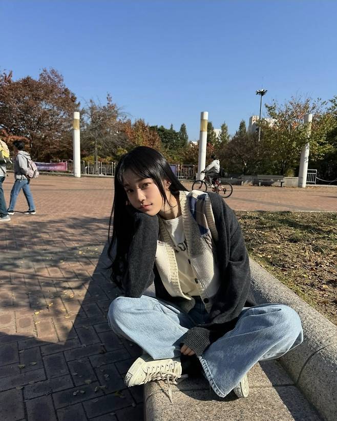 이래서 다들 주목했구나” 데뷔하자마자 떠버린 여배우 데님 캠퍼스룩 대본은 내운명