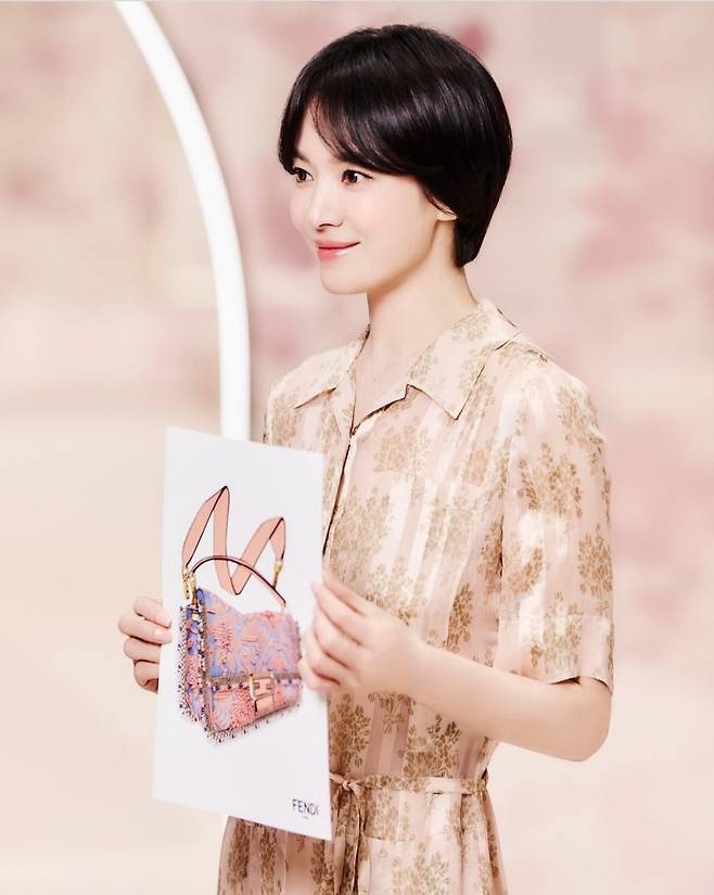 송혜교 펜디의 벚꽃 축제는 지금부터 활짝 핀 여신미모 세련된 플라워 셔츠 원피스룩 뷰티는 내운명
