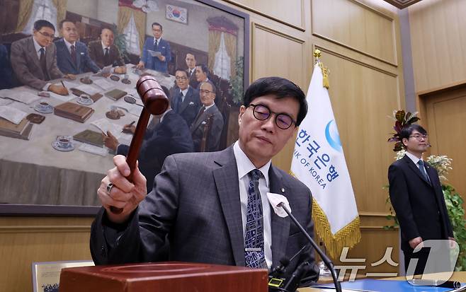 전문가 90 4월 기준금리 동결환율·가계빚에 발목 금통위 폴