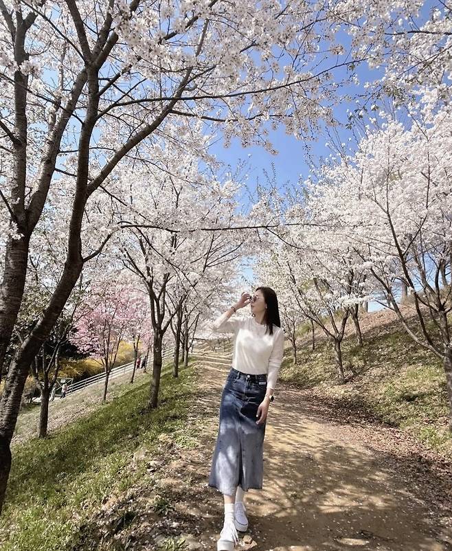 두 번의 성대결절 이겨낸 ‘165cm·46kg 40대 여가수 동안 미모 데님 롱스커트룩 뷰티는 내운명