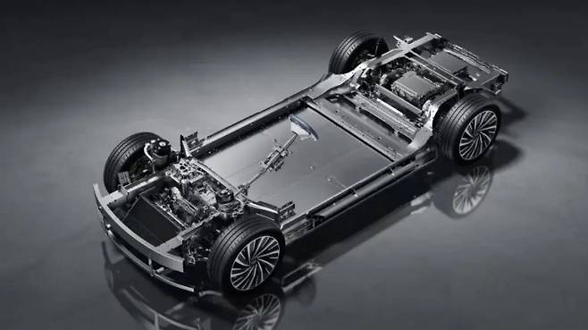 "연비 19.2km/L, 최대 주행거리 1,615km" 기름냄새만 맡아도 가는 SUV 등장 | 구름을달리다