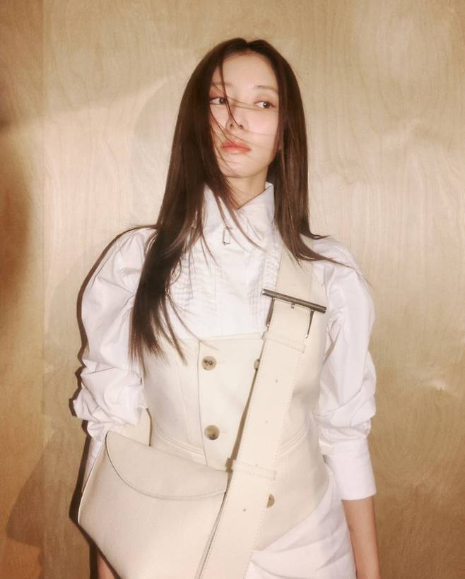 너무 예뻐 유괴당할까 봐 데뷔한 여배우 프린지 스트랩 하이패션룩 뷰티는 내운명