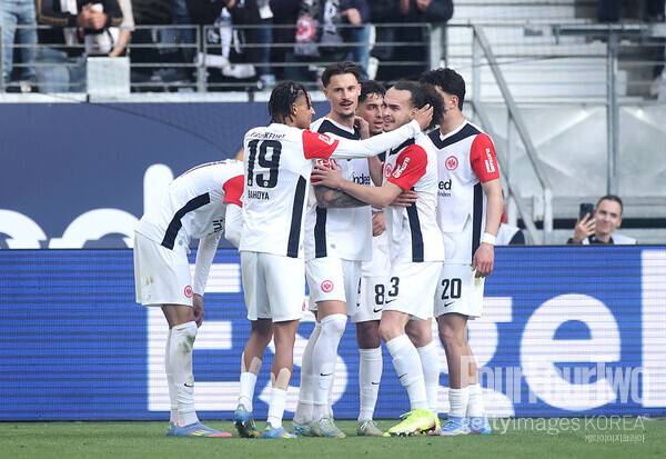 ‘PL 15위’ 토트넘 나와!...‘분데스 3위’ 프랑크푸르트, UEL 8강 앞두고 3-0 완승