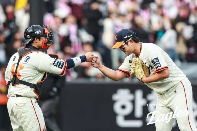 비바람 몰아친 강추위에 158km 꽂다니, 미친 스타성…10G 무실점 행진, 한화 '미스터 제로' 떴다
