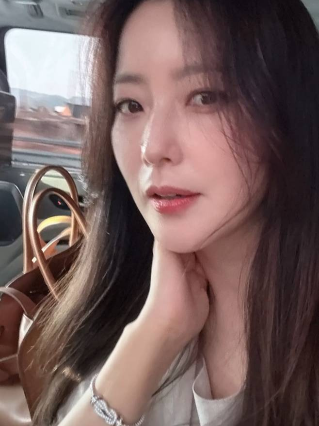 ‘사진보다 실물 미친 미모 연예인들의 연예인으로 통하는 여배우 코트룩 대본은 내운명