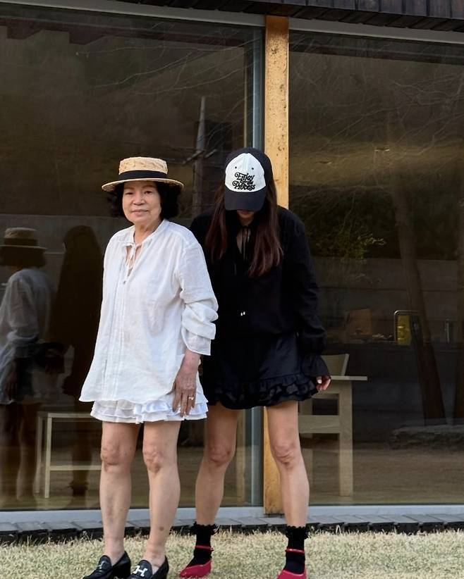 ‘언니 같은 우리 엄마 86세에 미니스커트 딸보다 더 화제된 60대 여배우 맘 스타와 패션