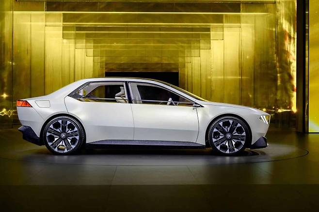 BMW, 내연기관 M350 포착! 2027년형 G50 3시리즈 스파이샷 공개! | 두맨카