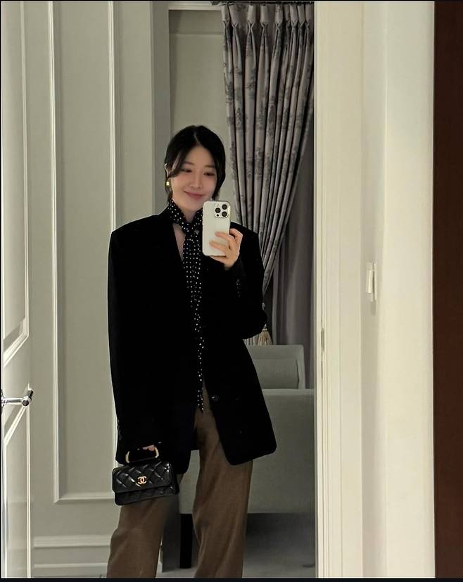 3년차 새댁 하객룩이 어쩜 이래 너무 내린 오프숄더 화제된 여가수 우아한 드뮤어룩 뷰티는 내운명