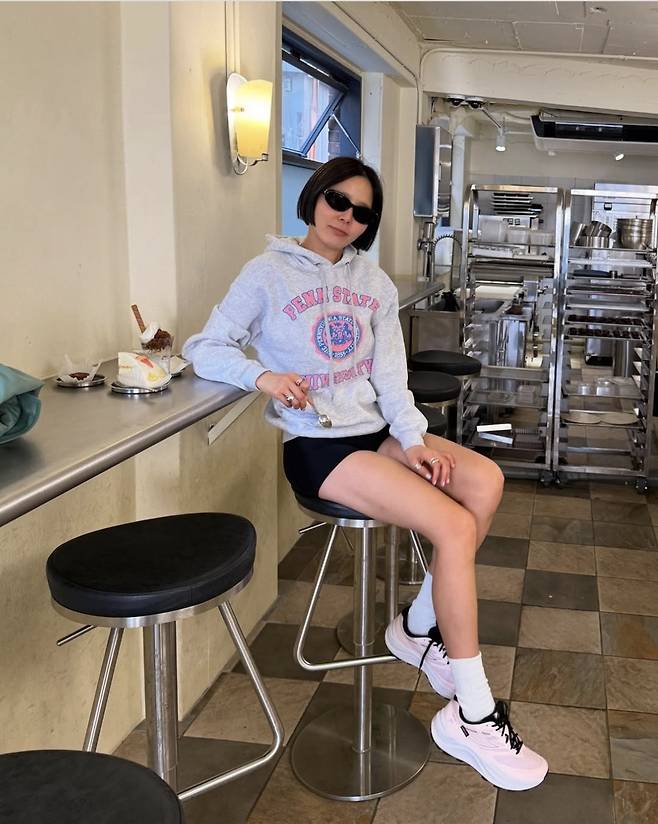 김나영 봄 햇살 아래 걷고 또 걷고 군살제로 스웻셔츠 바이커쇼츠 산책룩 뷰티는 내운명