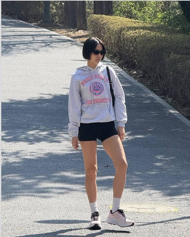 김나영 봄 햇살 아래 걷고 또 걷고 군살제로 스웻셔츠 바이커쇼츠 산책룩 뷰티는 내운명