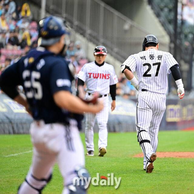 '얼마나 아팠길래' 151km 투구에 맞고 3루로 뛴 타자 [유진형의 현장 1mm]