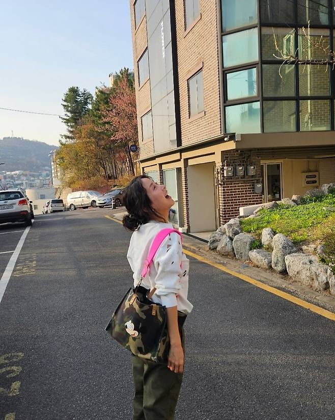 조여정 20대 울고 갈 40대 힙스터 밤에도 우아한 스카프 여신 카모 트렌치코트룩 뷰티는 내운명