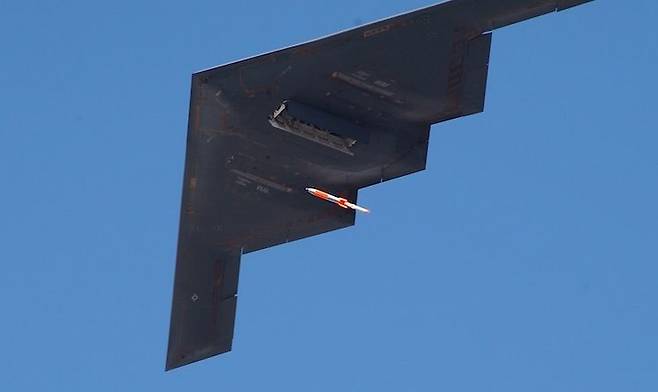이란! 후티! 끝장난다! 미국 B-2A 스텔스 폭격기에 B61-12 전술핵폭탄 준비완료! | 군사돋보기