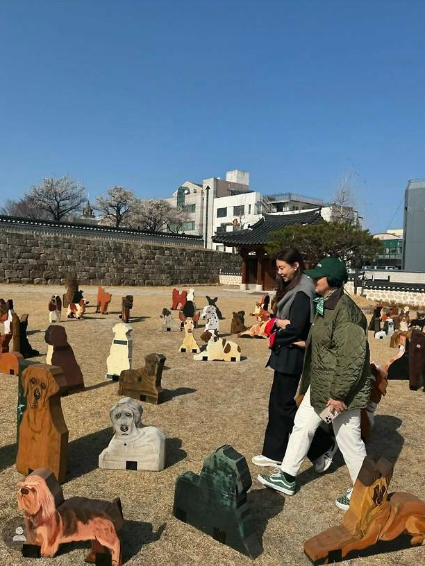 첫 만남에 첫 키스” 웨딩드레스로 시작된 반전 러브 39세 여배우의 나들이룩 대본은 내운명