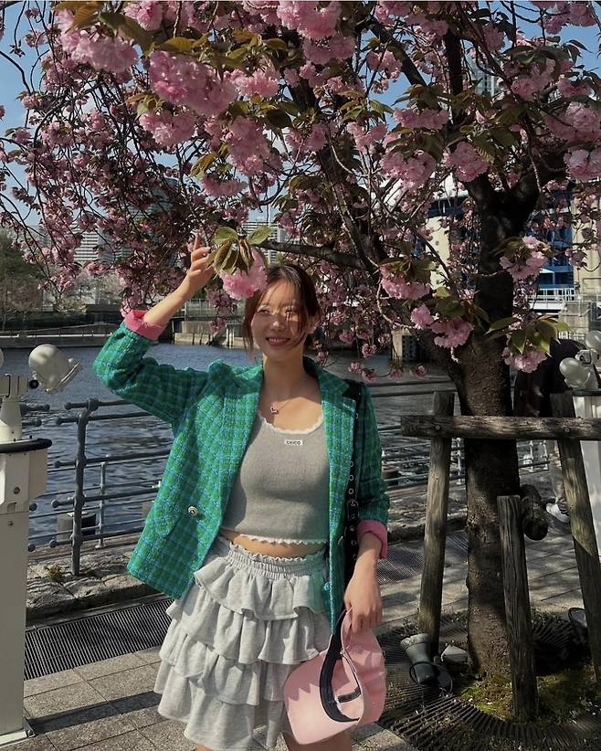 임수향 스타일은 핫한 여름 짧아도 너무 짧은 3단치마 요정미모 러블리 봄 나들이룩 뷰티는 내운명