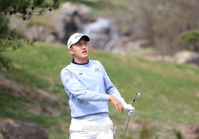 작년 신인상 2위 김백준 KPGA 개막전 2R 선두 “신인상 놓쳐 아쉽지만, 올해 대상 도전”…6타 줄인 옥태훈 공동선두