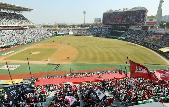 [IS 비하인드] "검증된 선수" 물밑에서 움직인 SSG, 위기 속 'NPB 출신' 맥브룸 영입 이유