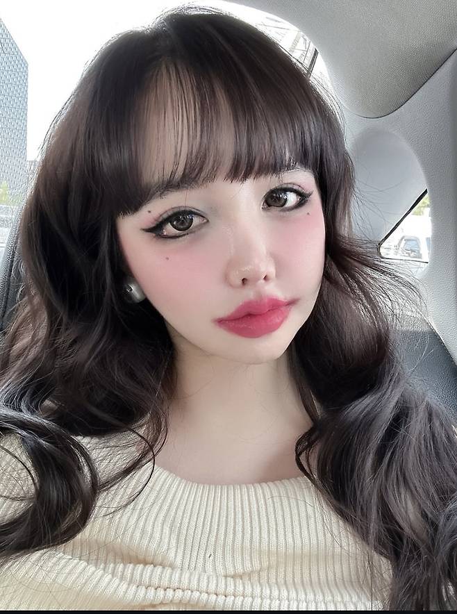 필터 안 써요” 외쳤던 박봄 나들이 메이크업도 개성 넘치는 오버립
