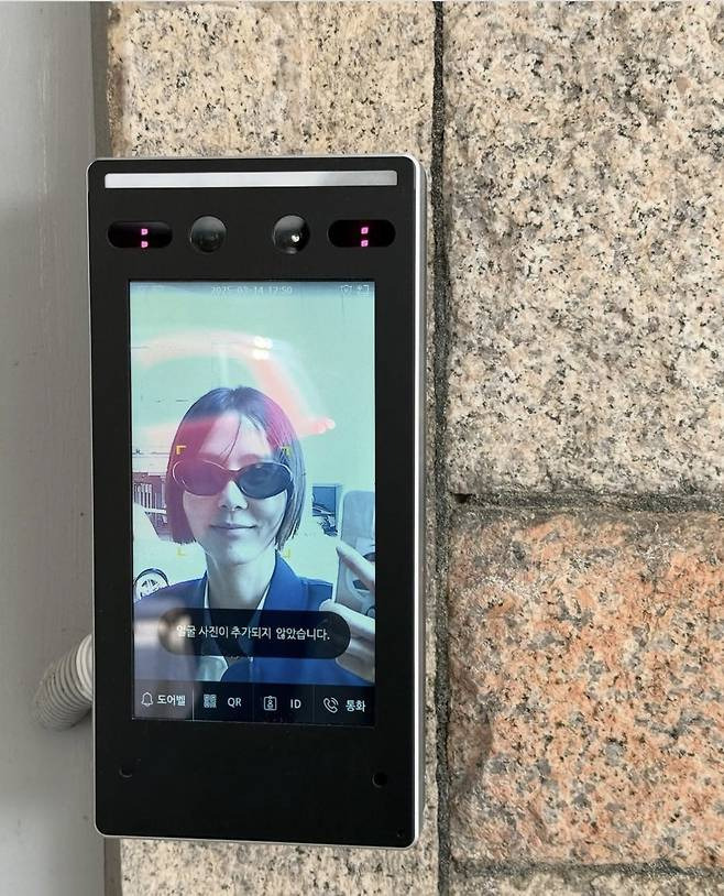 이게 진짜 멋이지” 힘 뺀 듯 완벽해서 ‘패션 아이콘이라 불리는 방송인 점퍼팬츠룩 대본은 내운명