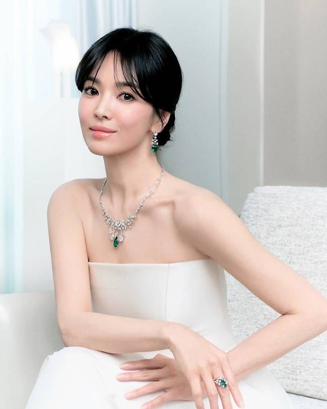 송혜교 보석처럼 빛나는 자태기품있는 우아한 오프숄더 드레스룩 패션엔
