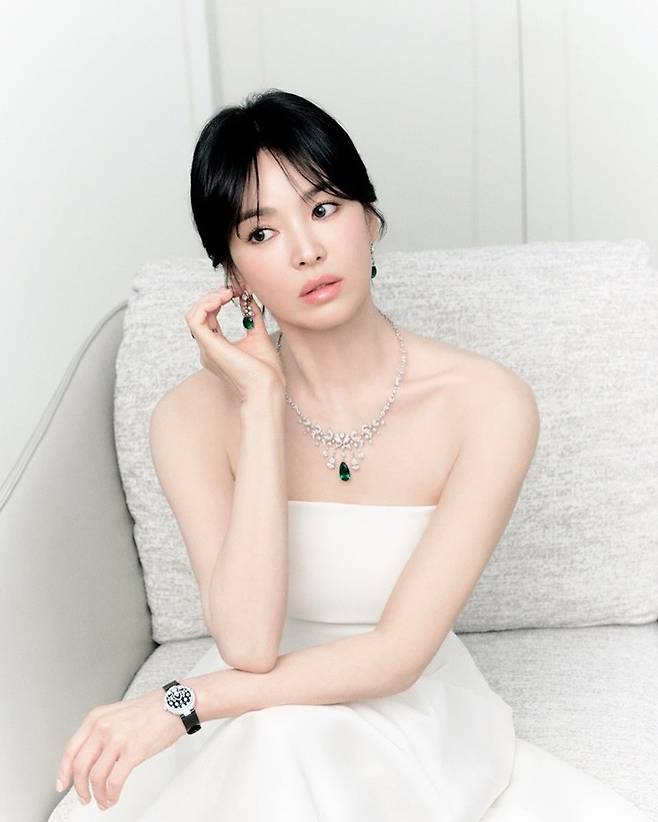 송혜교 보석처럼 빛나는 자태기품있는 우아한 오프숄더 드레스룩 패션엔