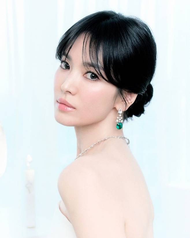 송혜교 보석처럼 빛나는 자태기품있는 우아한 오프숄더 드레스룩 패션엔