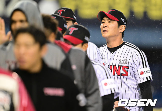 9회말 1사 3루 끝내기 실패, 왜 오지환을 대타로 내지 않았을까...방망이 대신 글러브 챙긴 이유