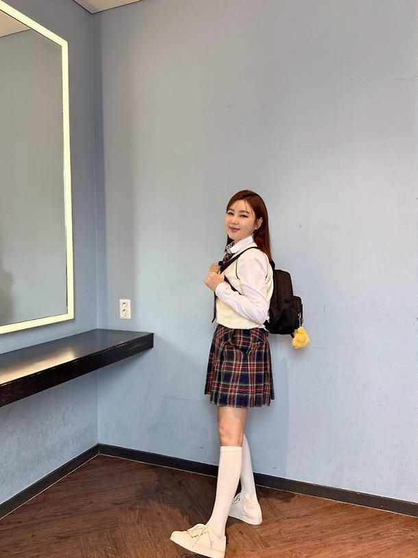 볼살로 성형 의혹까지 받았다고” 실물 미모로 증명한 여배우 미니스커트 프레피룩 대본은 내운명