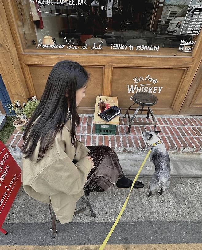 겉모습만 보고 판단 금지 단아한 외모에 숨겨진 실없는 장난 즐기는 여배우 롱스커트룩 대본은 내운명