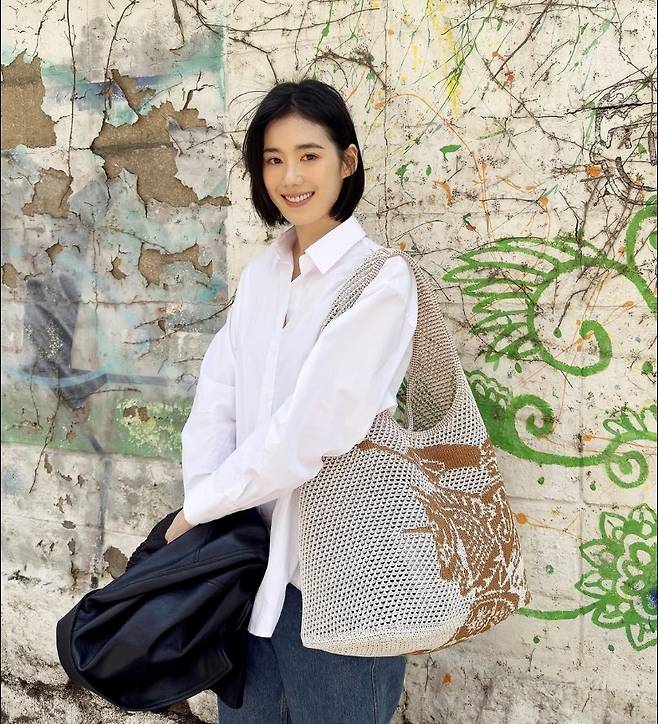 이렇게 하얗고 예뻤어 172cm 큰 키에 투명 피부 여배우 화이트 셔츠 일상룩 뷰티는 내운명