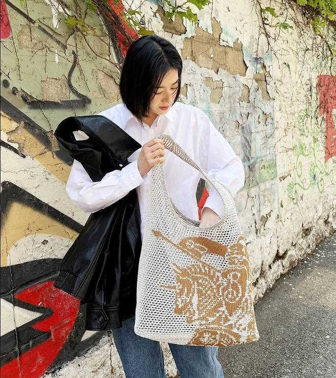 이렇게 하얗고 예뻤어 172cm 큰 키에 투명 피부 여배우 화이트 셔츠 일상룩 뷰티는 내운명