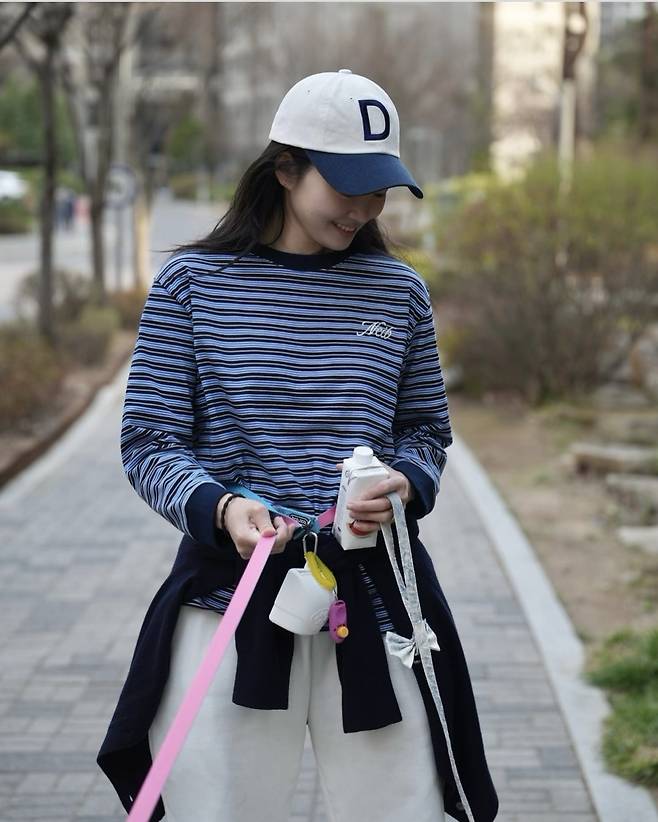 전진 아내 류이서 숨길 수 없는 예쁨 꾸안꾸 미모 여전한 청순美 카디건 두른 산책룩 뷰티는 내운명