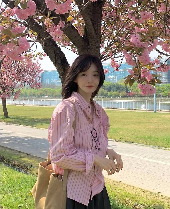 왜 아이돌 안했어 8등신 마네킹 비율로 난리 미모의 여가수 봄 나들이 미니스커트룩 뷰티는 내운명