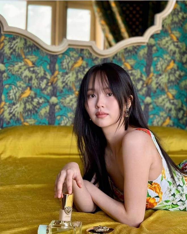 벽에 서기만 했는데 실루엣이 반칙 165cm 여배우 청순미 터진 원피스룩 대본은 내운명