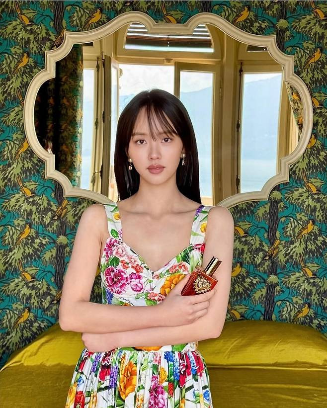 벽에 서기만 했는데 실루엣이 반칙 165cm 여배우 청순미 터진 원피스룩 대본은 내운명