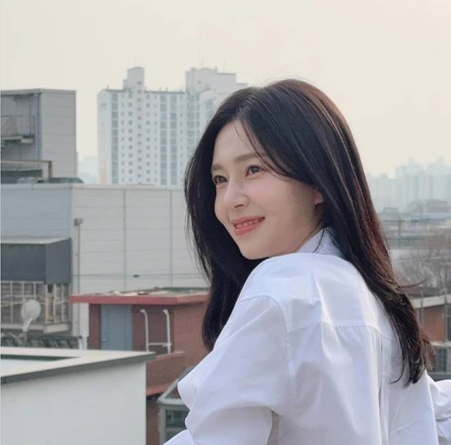 9시 시보의 그 소녀 어느덧 청순미성숙미 다 가진 여배우 루즈핏 셔츠룩 대본은 내운명
