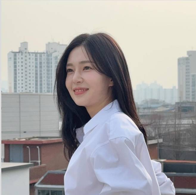 9시 시보의 그 소녀 어느덧 청순미성숙미 다 가진 여배우 루즈핏 셔츠룩 대본은 내운명