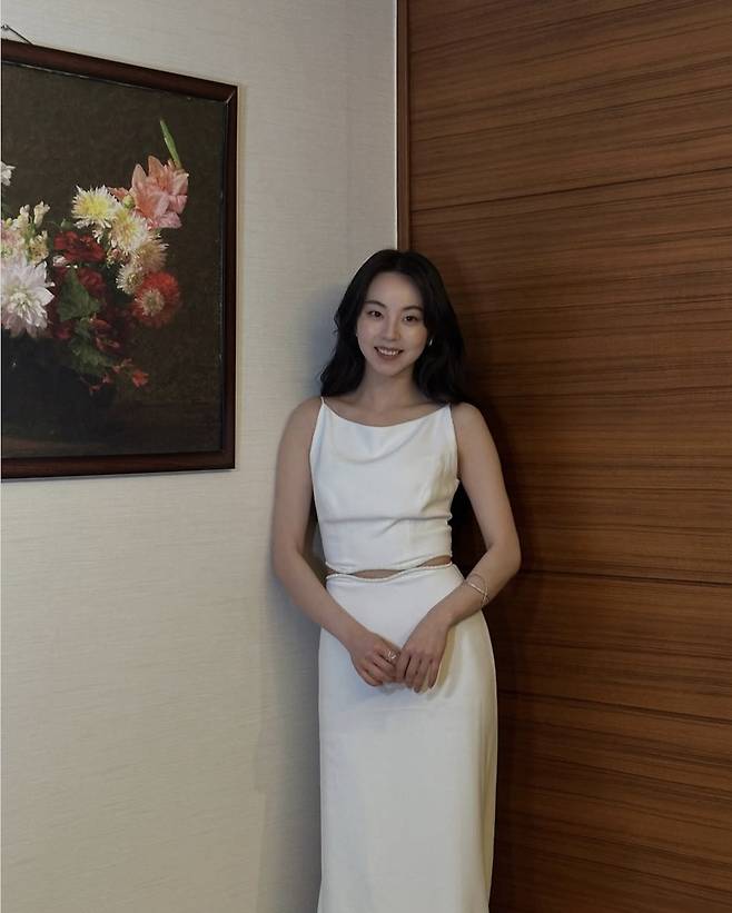 안소희 허리선 자른 과감한 노출 잘록한 미모의 청순 여신 보트넥 드레스룩 뷰티는 내운명