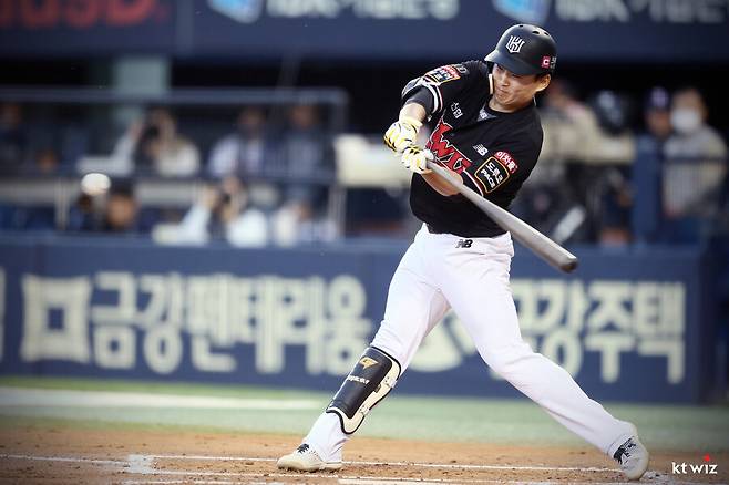 KBO 2군에 괴물타자가 있다…최강야구→프로행→입대→타율 0.489 비현실적 기록에 주목